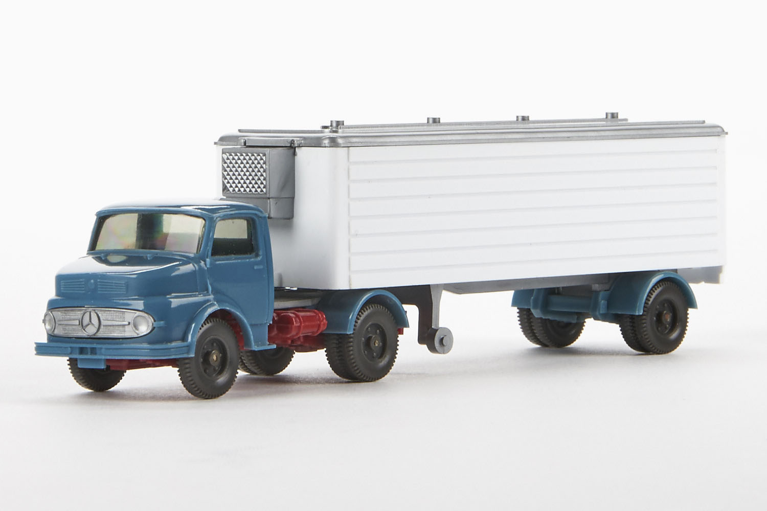 Wiking-Modellarchiv Mercedes Benz L 1413 Kühlsattelzug